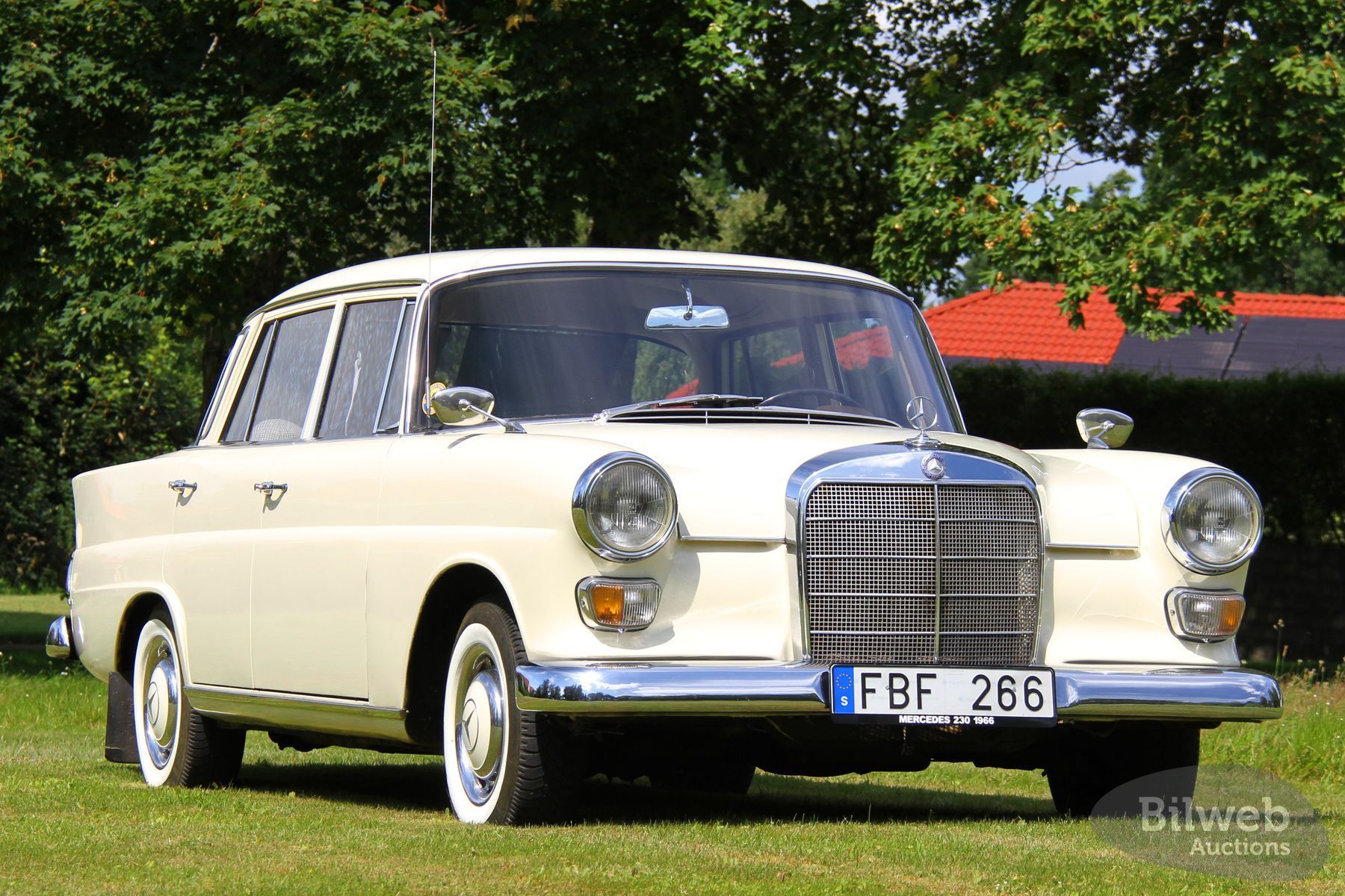 Mercedes-Benz 230 W110 6-cyl — 1966 on Bilweb Auctions