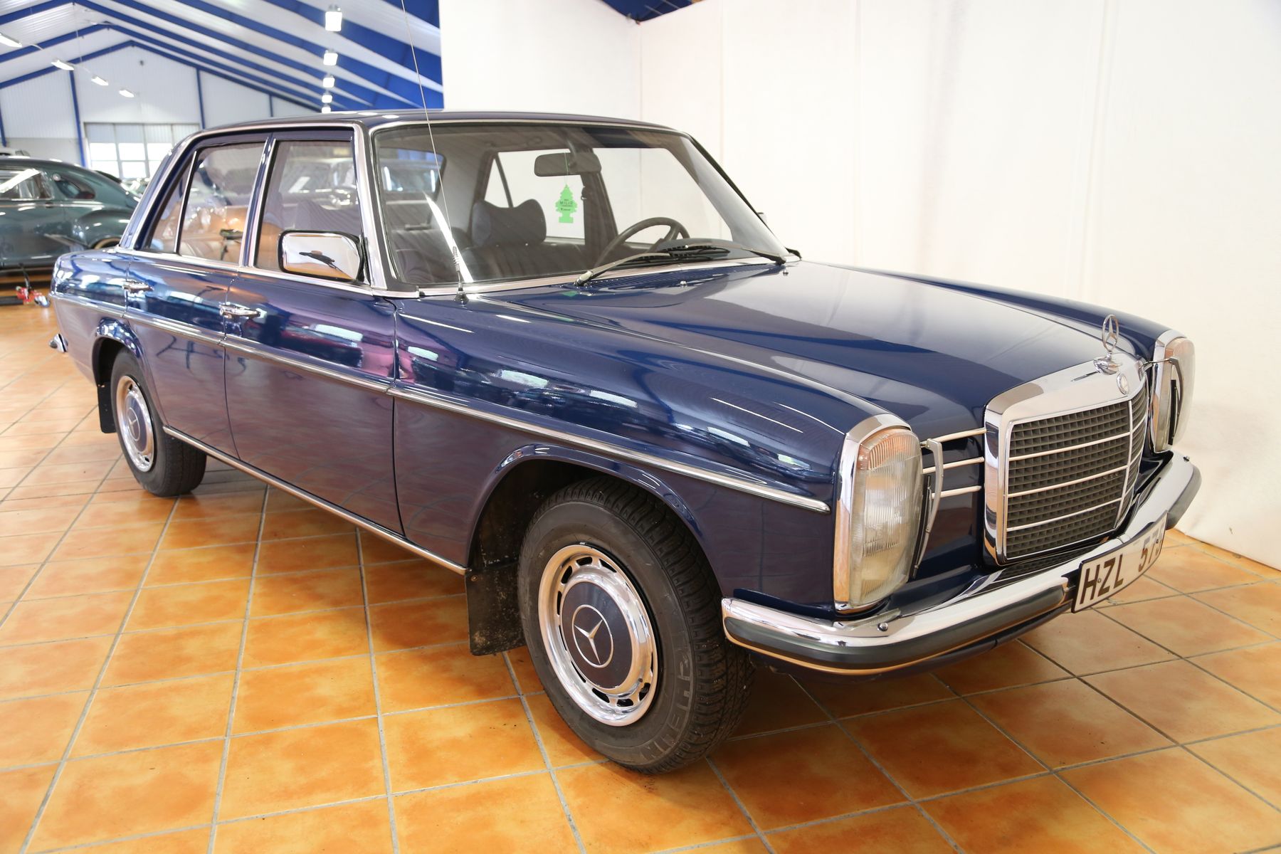 Mercedes-Benz 200 4 Cylinder — 1975 on Bilweb Auctions