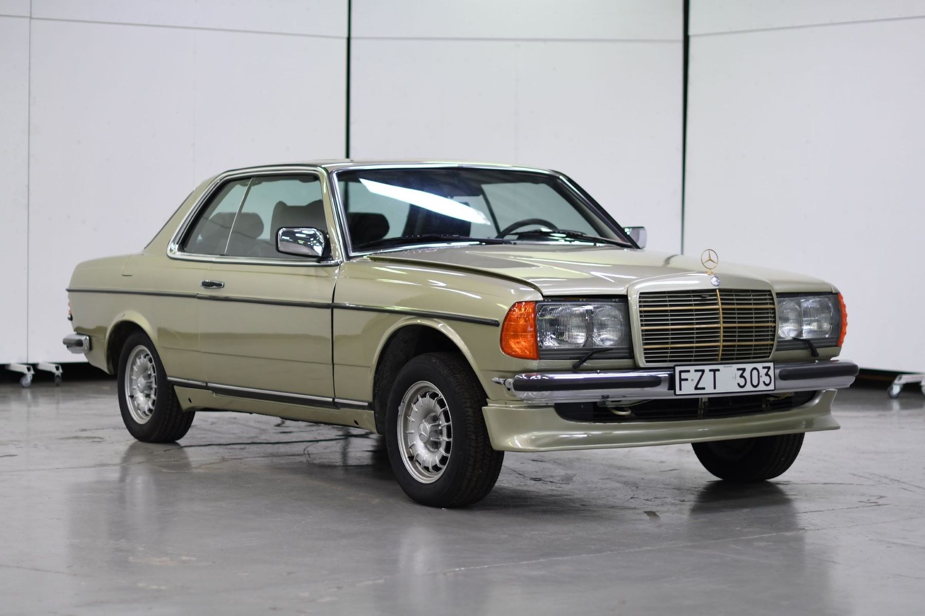 Mercedes-Benz 280 CE 6-cyl — 1977 på Bilweb Auctions