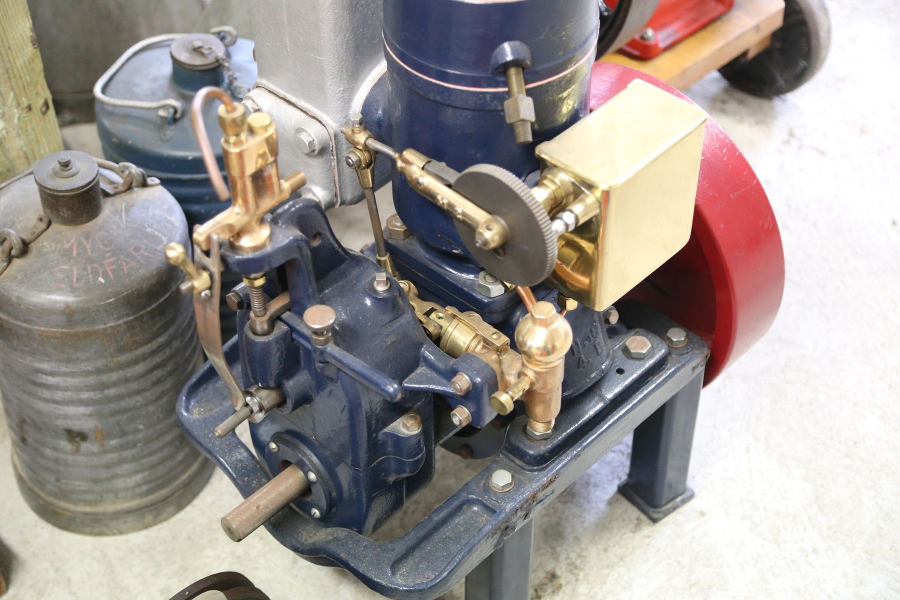 Västervik Light Weight 1 cylinder 2 stroke hot bulb engine — 1929 on ...
