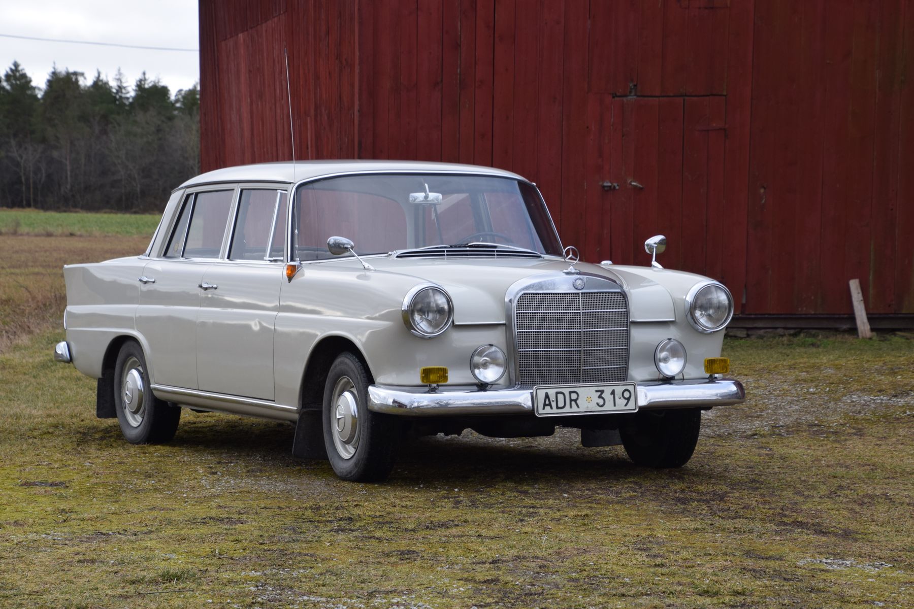 Mercedes-Benz 190 W111 Heckflosse — 1964 on Bilweb Auctions